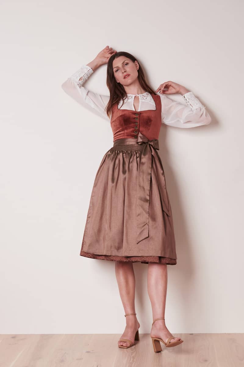 Dirndl Angela (70cm) in rood in de Krüger Dirndl Online Shop